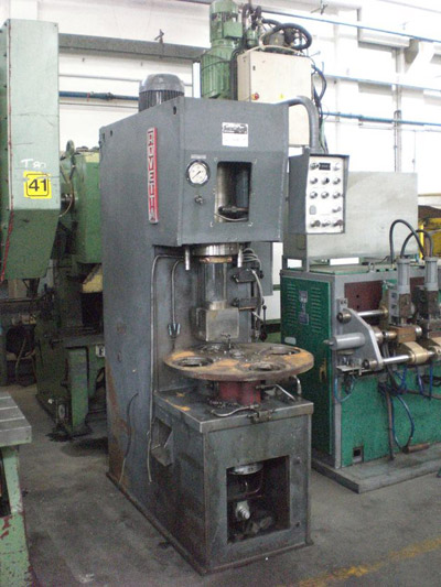 Prensas hidráulicas - Prensas de rebabado con mesa giratoria